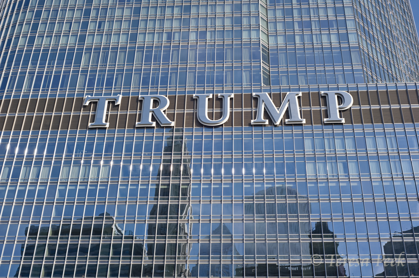 Chicago. Its Architecture. A Sign. And A Name. – TOUR THROUGH A LENS